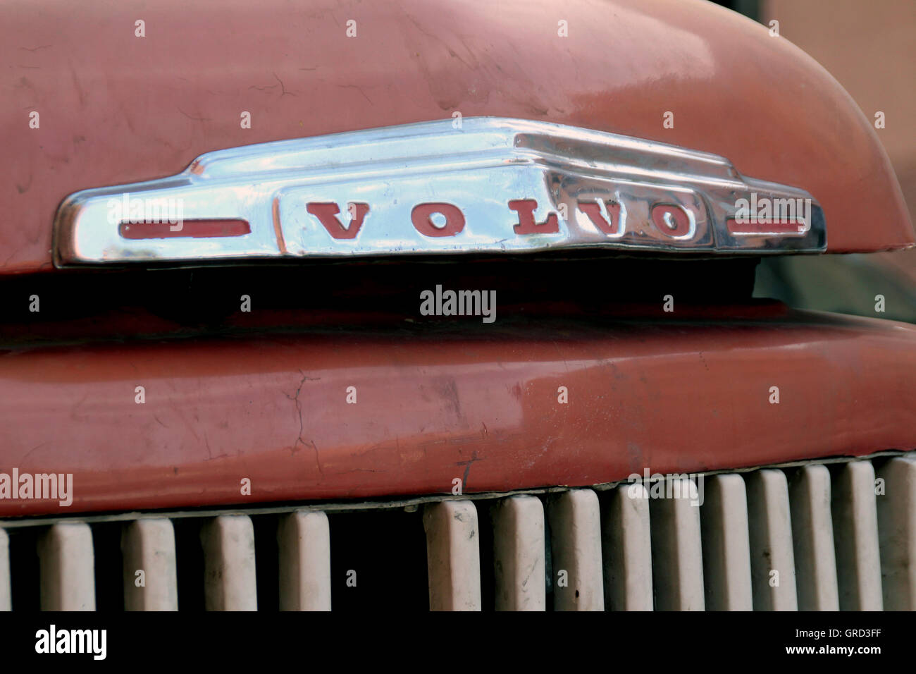 Volvo truck logo hi-res stock photography and images - Alamy