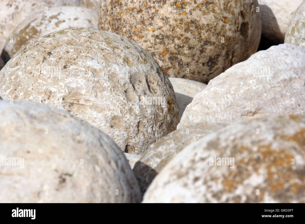 Rounded stones hi-res stock photography and images - Alamy