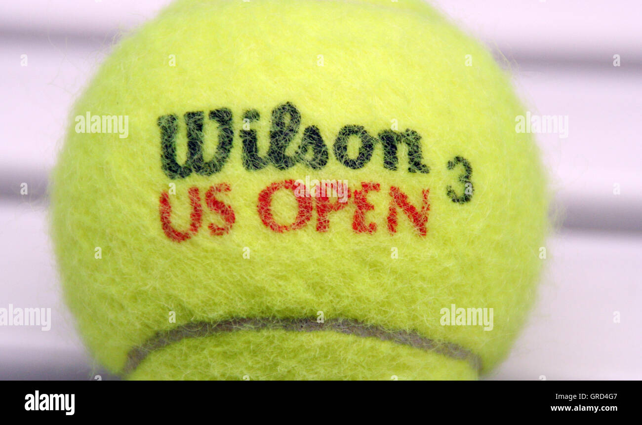 Wilson tennis logo hi-res stock photography and images - Alamy