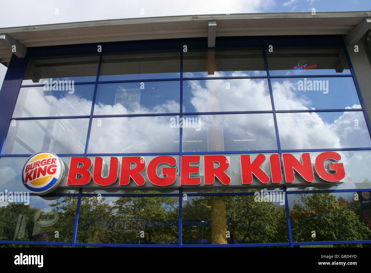Burger King Logo Signs Stock Photos & Burger King Logo Signs Stock ...