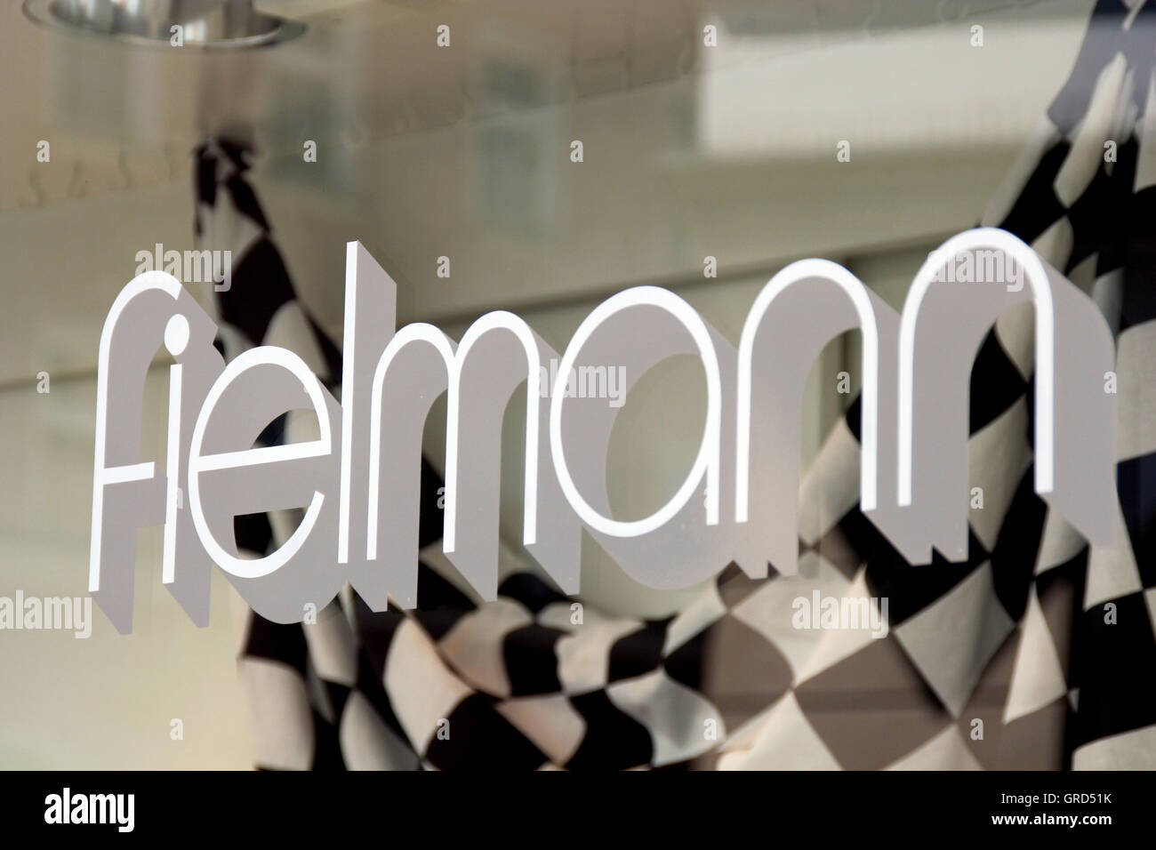 Fielmann logo hi-res stock photography and images - Alamy