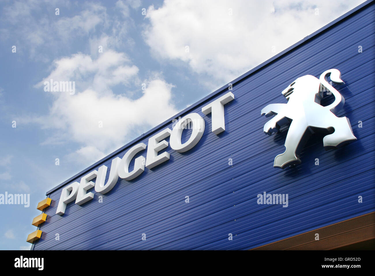 Peugeot emblem hi-res stock photography and images - Alamy