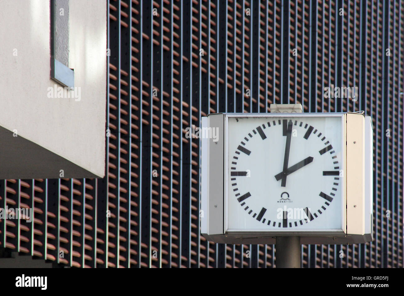 Bahnhofsuhr High Resolution Stock Photography and Images - Alamy