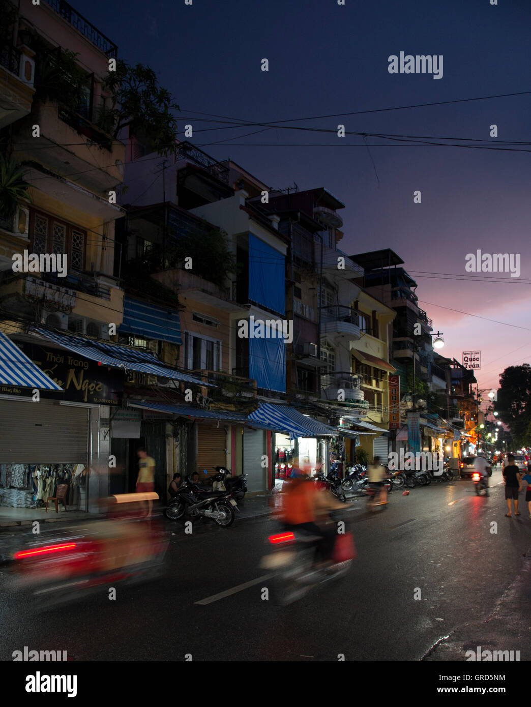 Lively city environment hi-res stock photography and images - Alamy