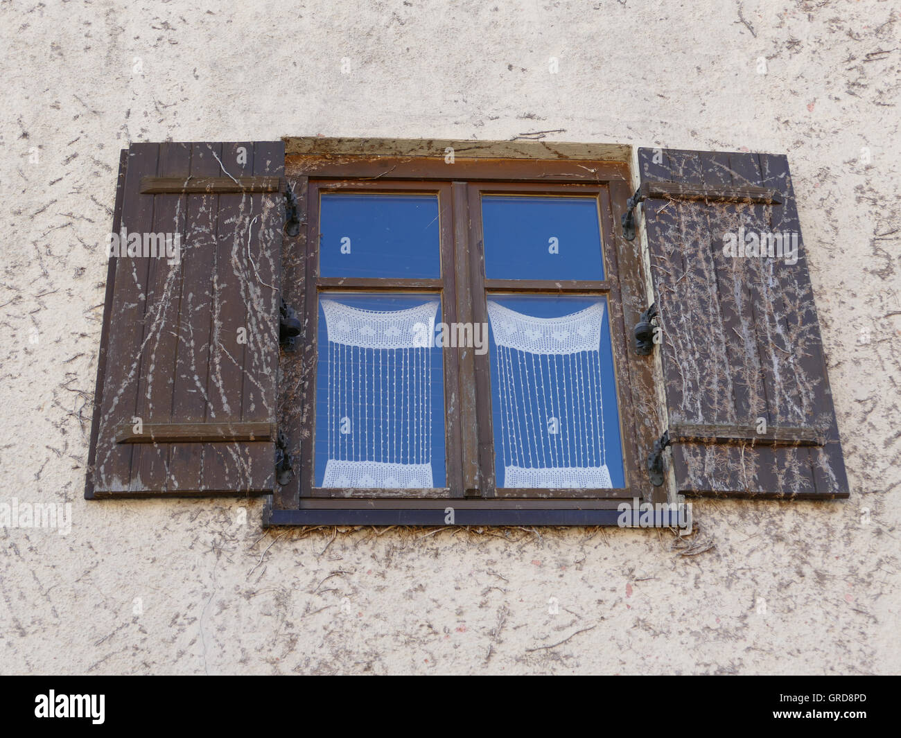Windows with curtains hi-res stock photography and images - Alamy