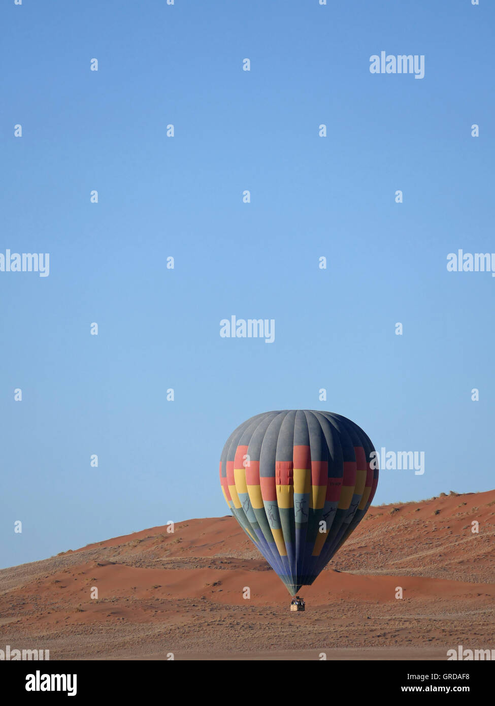 Hot air balloons over desert hi-res stock photography and images - Alamy