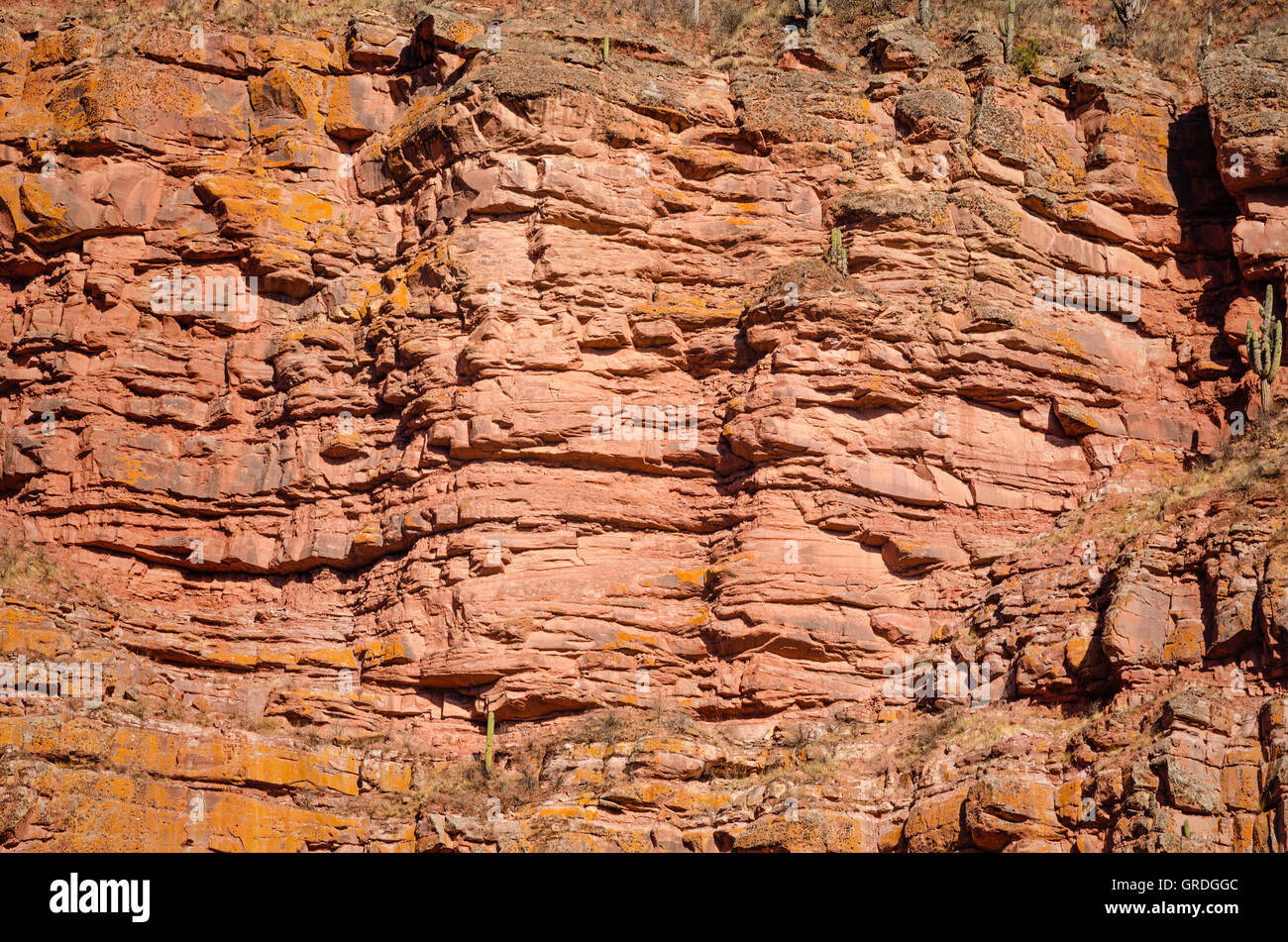 Full frame take of a layered rock face Stock Photo - Alamy