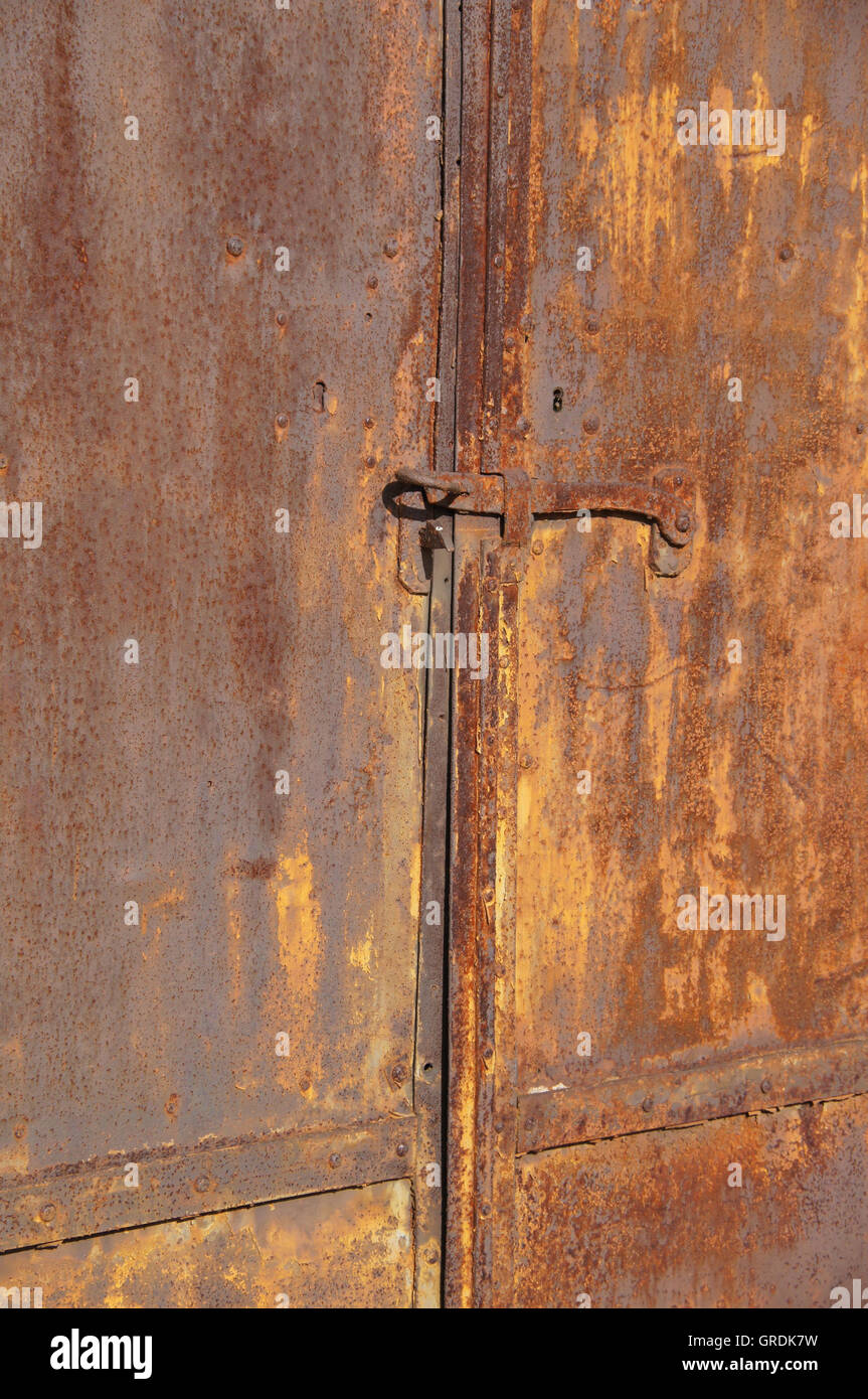 Rusty door hi-res stock photography and images - Alamy
