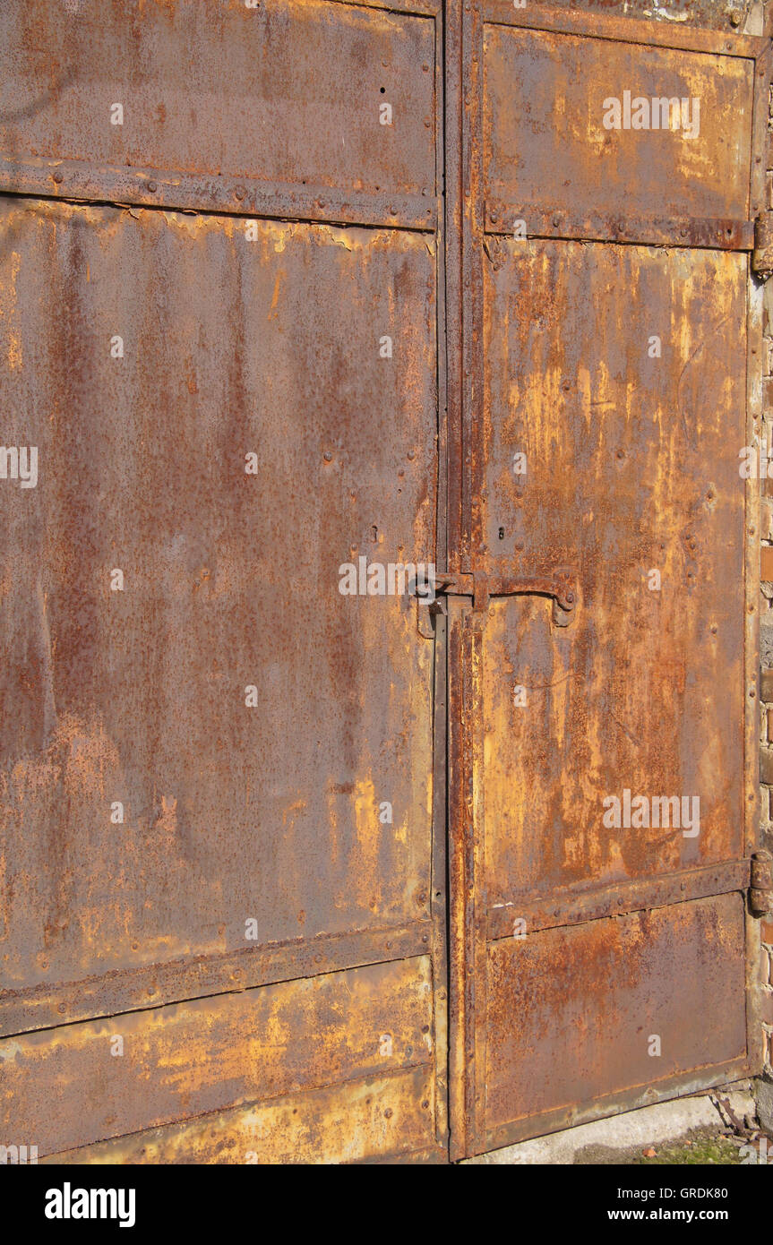Rusty door hi-res stock photography and images - Alamy