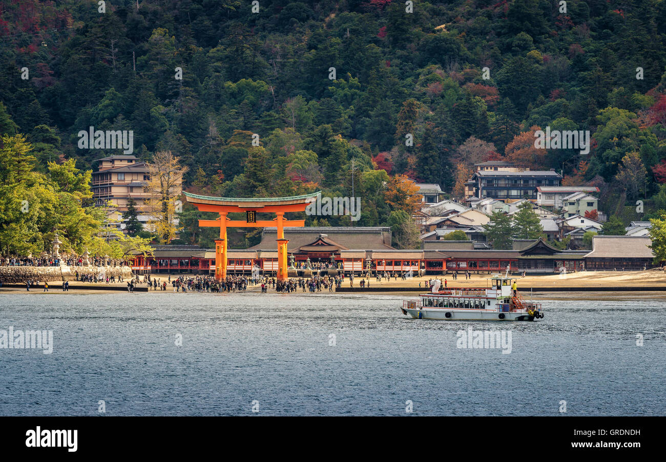 Great floating gate (O-Torii) on Miyajima island near Itsukushima ...