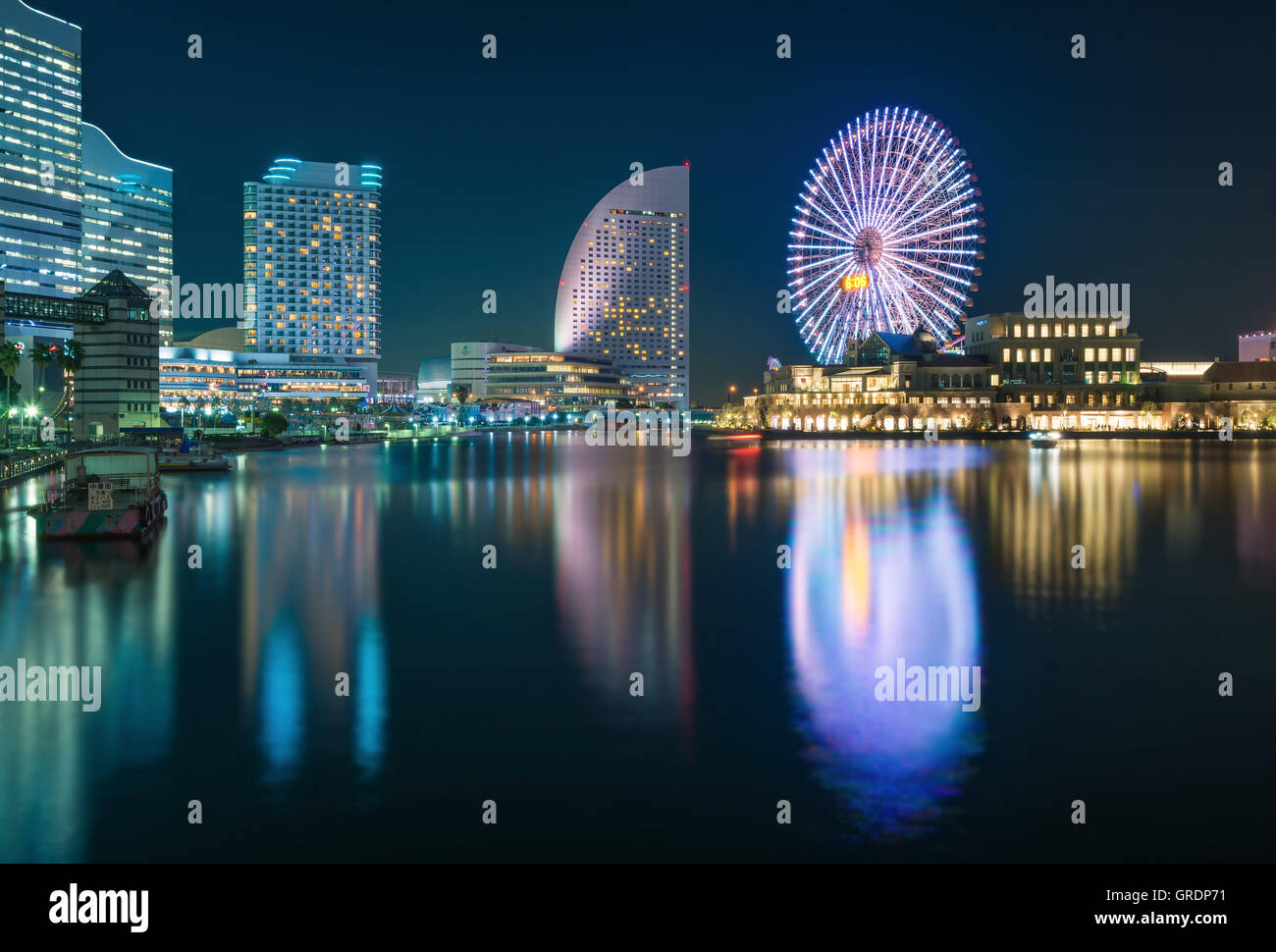 Yokohama waterfront skyline night hi-res stock photography and images ...