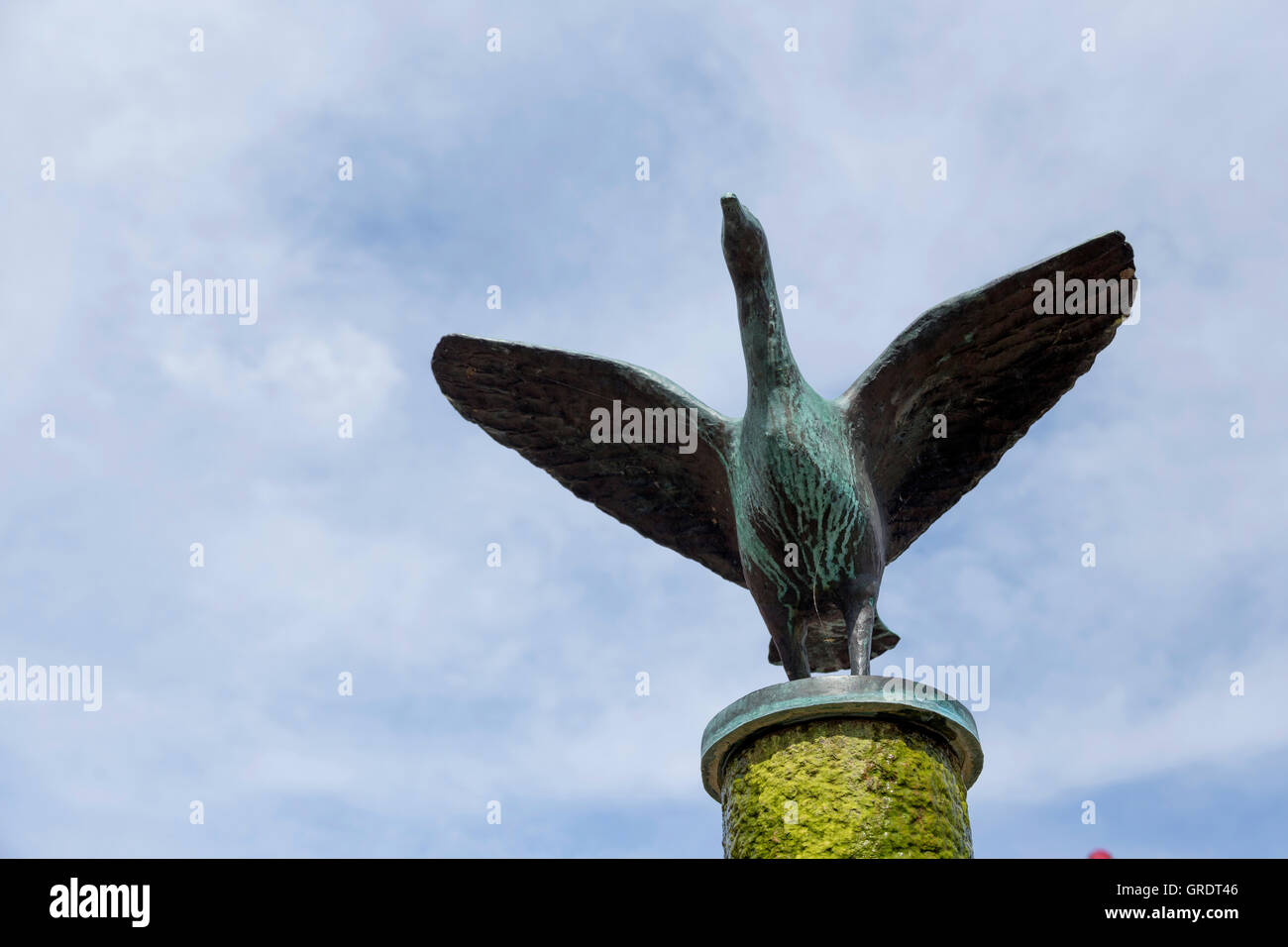 Steel Goose On Top Of A Fountain Stock Photo - Alamy