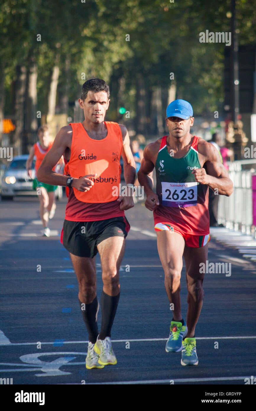 London 2012 paralympics marathon. Jorge Pina and guide Stock Photo - Alamy