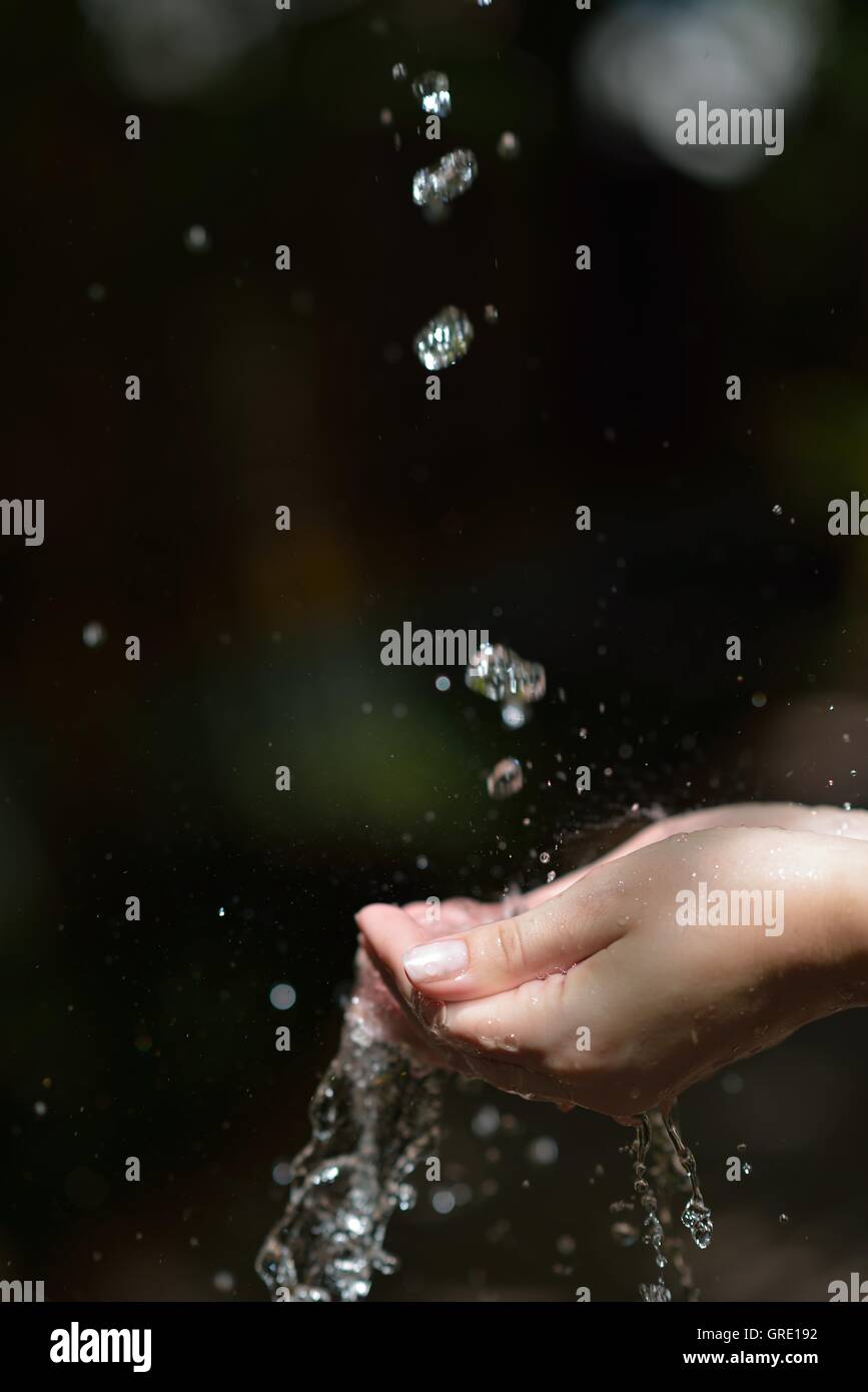 Hand holding clean splash waterfall hi-res stock photography and images ...