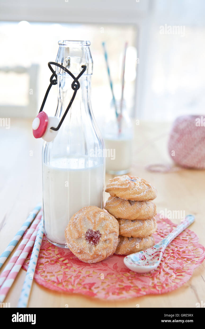 Milk and cookies Stock Photo - Alamy