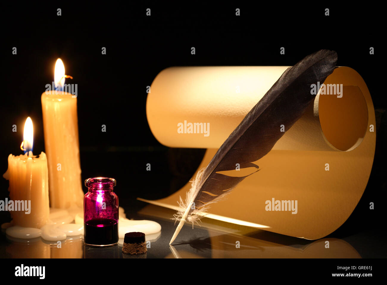 Ink pot and quill pen hi-res stock photography and images - Alamy