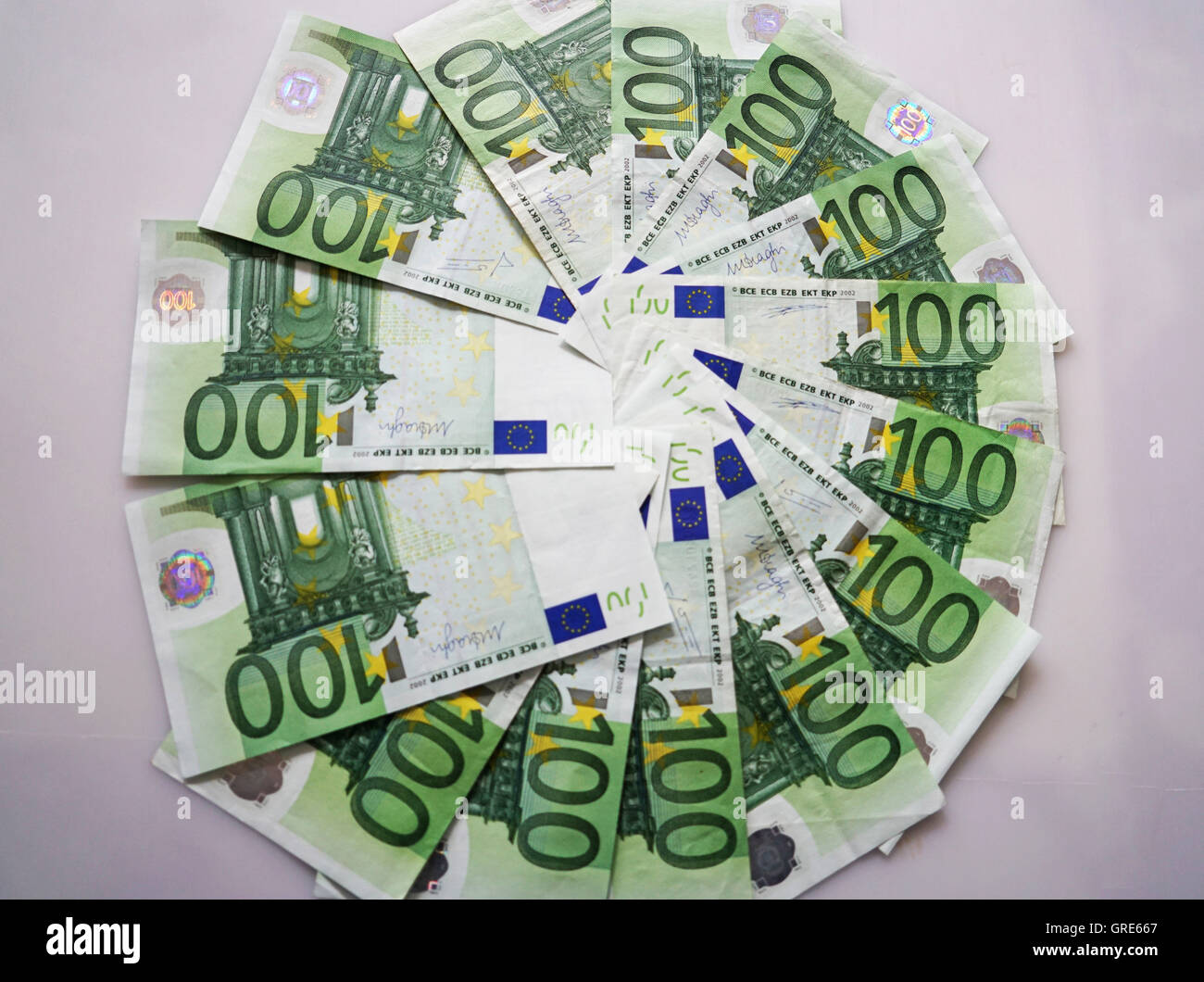Banknotes arranged in a circle hi-res stock photography and images - Alamy