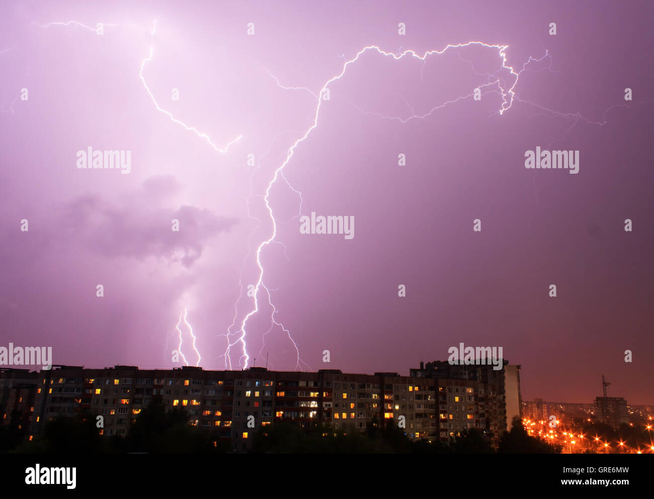 Lightning striking over city buildings hi-res stock photography and ...