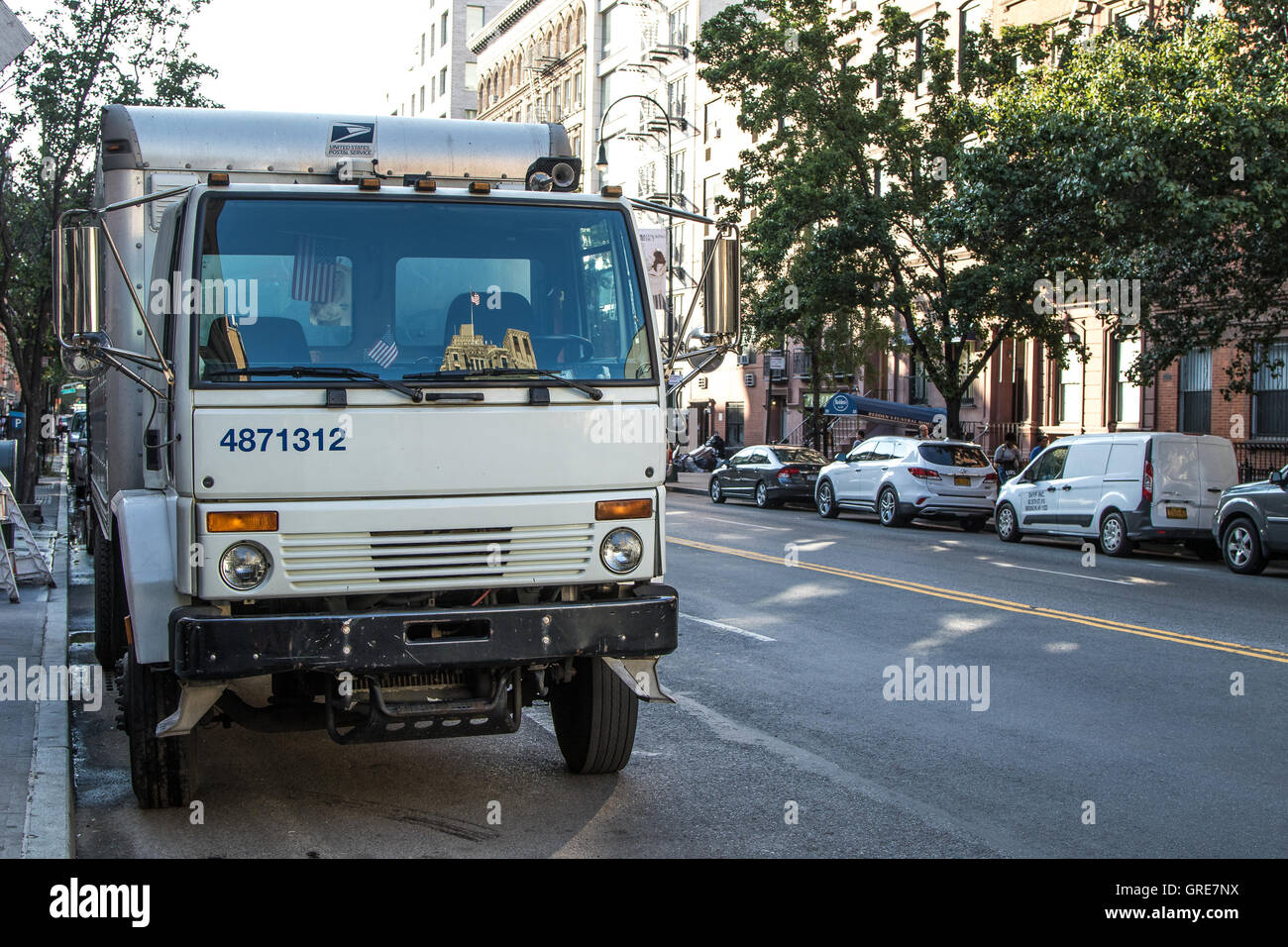 Usps mail truck hi-res stock photography and images - Alamy