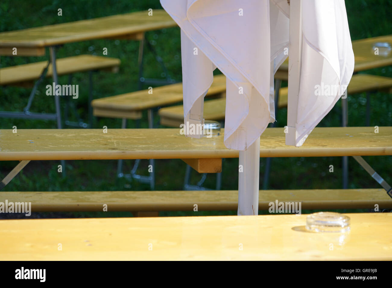 Beer garden tables hi-res stock photography and images - Alamy