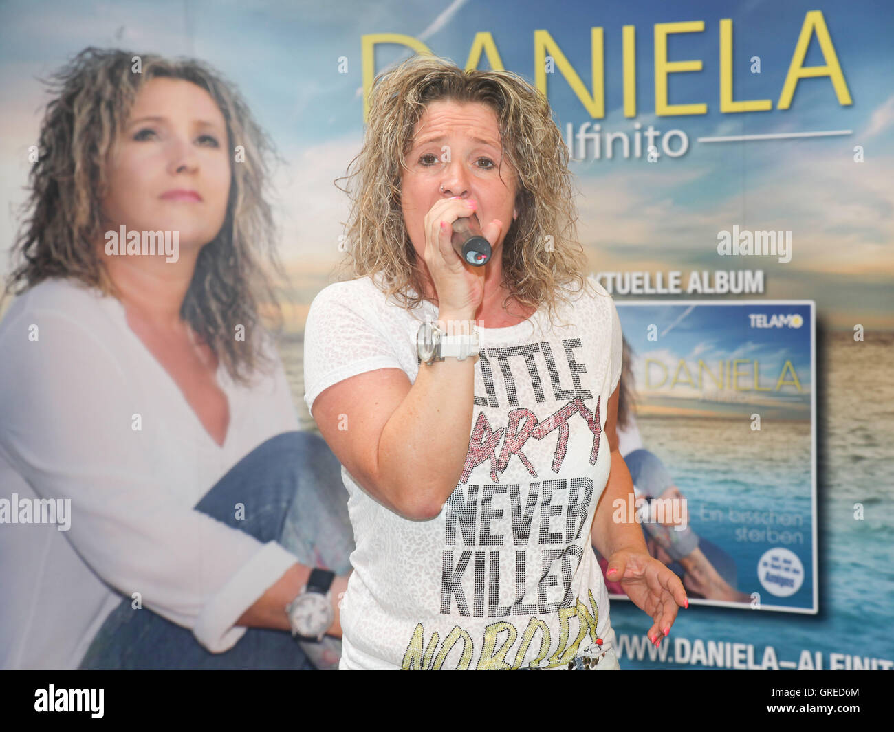 Singer Daniela Alfinito Stock Photo - Alamy