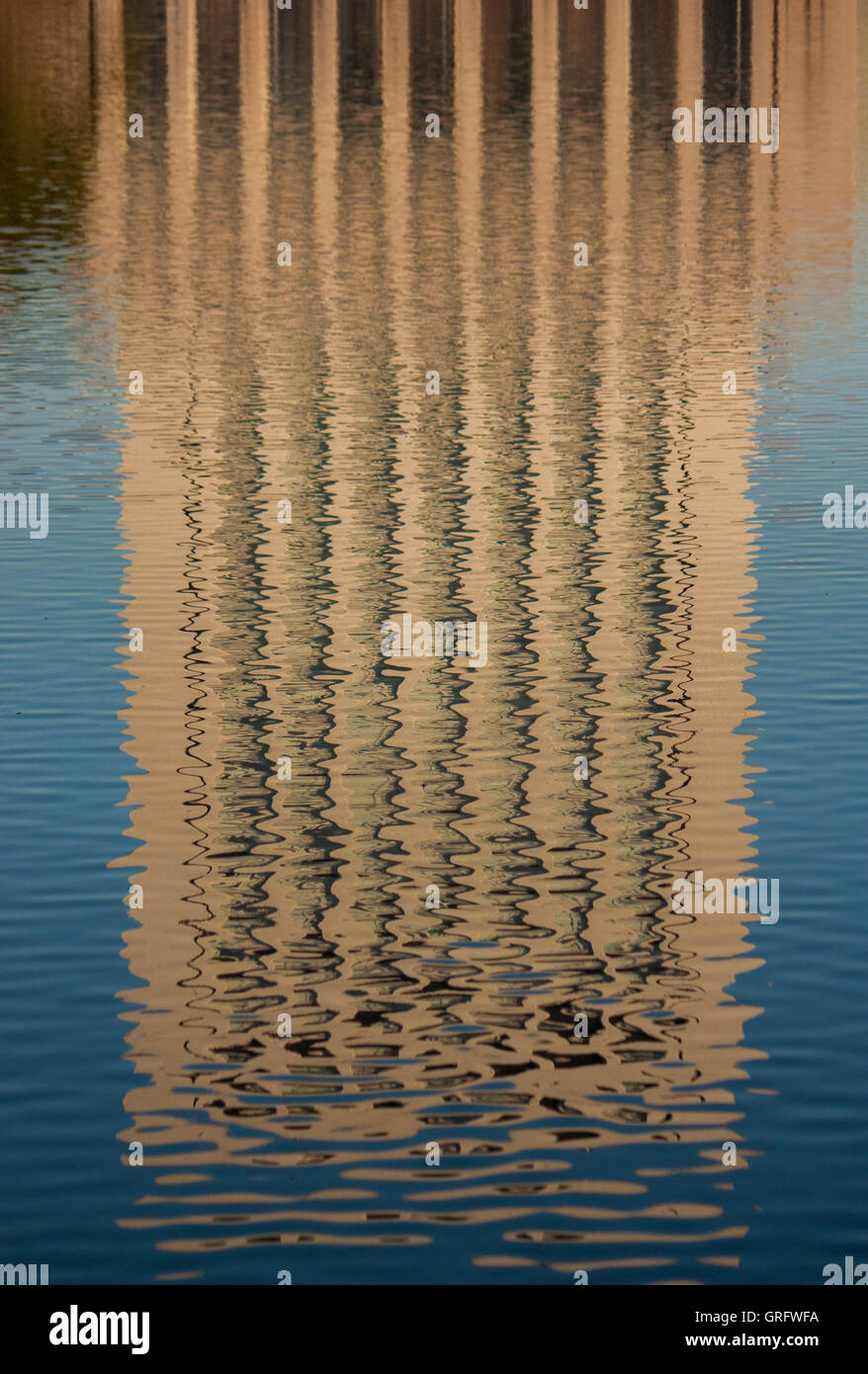 Building reflection water hi-res stock photography and images - Alamy