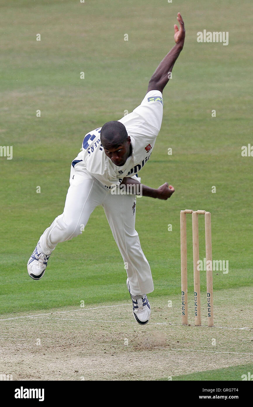 Maurice Chambers in bowling action for Essex - Essex vs Sri Lanka ...