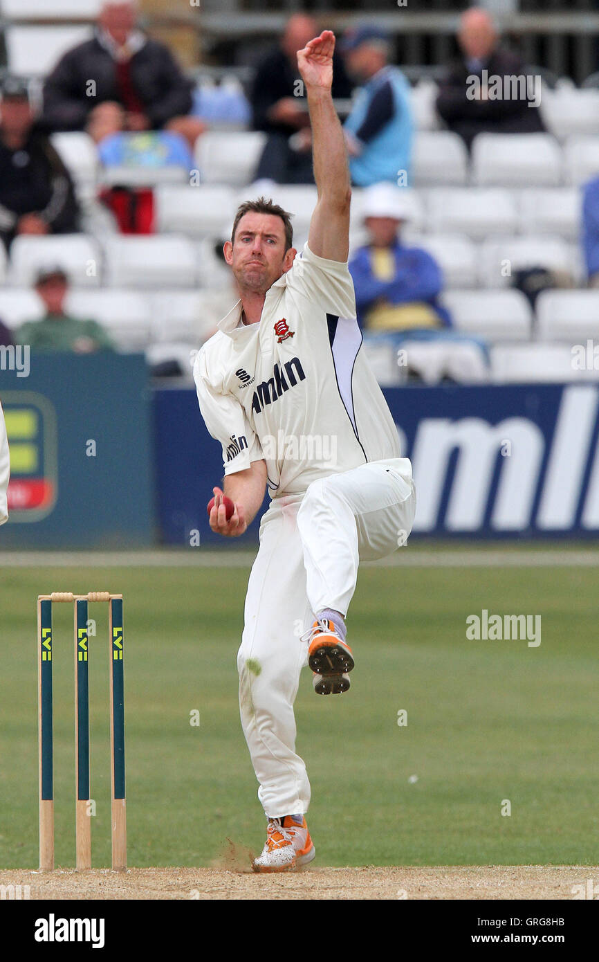 David Masters in bowling action for Essex - Essex CCC vs Glamorgan CCC ...