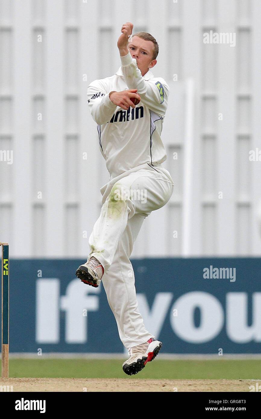 Tom Craddock in bowling action for Essex - Essex CCC vs Gloucestershire ...