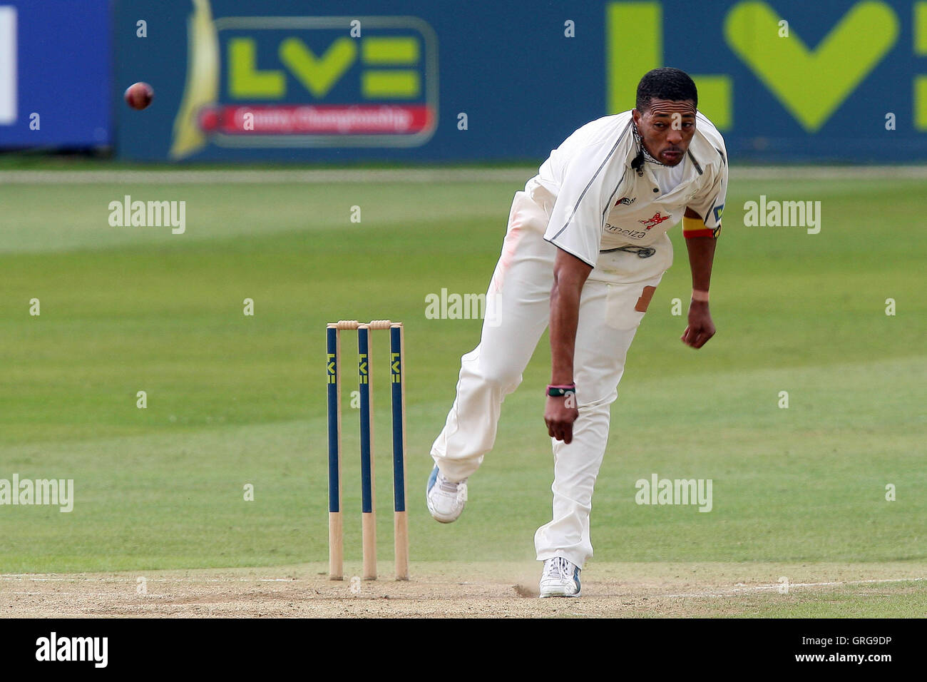 Makhaya ntini in bowling action hi-res stock photography and images - Alamy