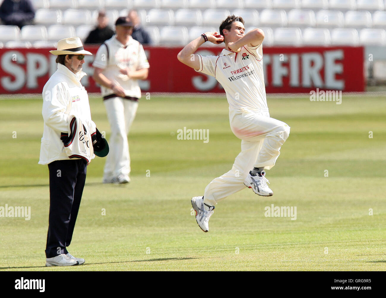 James anderson in bowling action hi-res stock photography and images ...