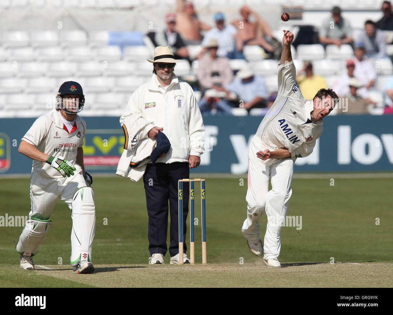 David Masters in bowling action for Essex - Essex CCC vs Lancashire CCC ...