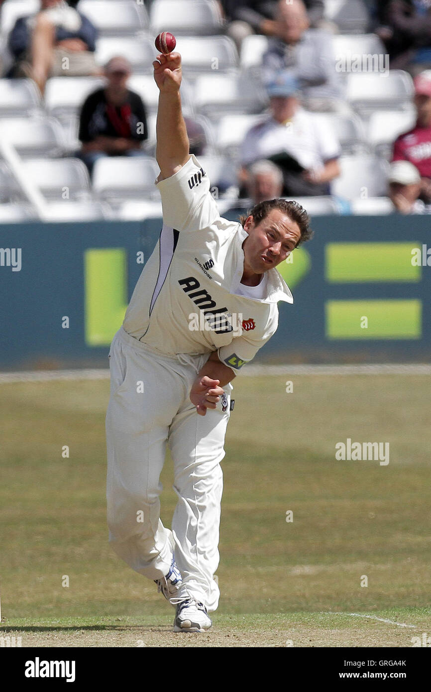 Graham Napier in bowling action for Essex - Essex CCC vs Middlesex CCC ...