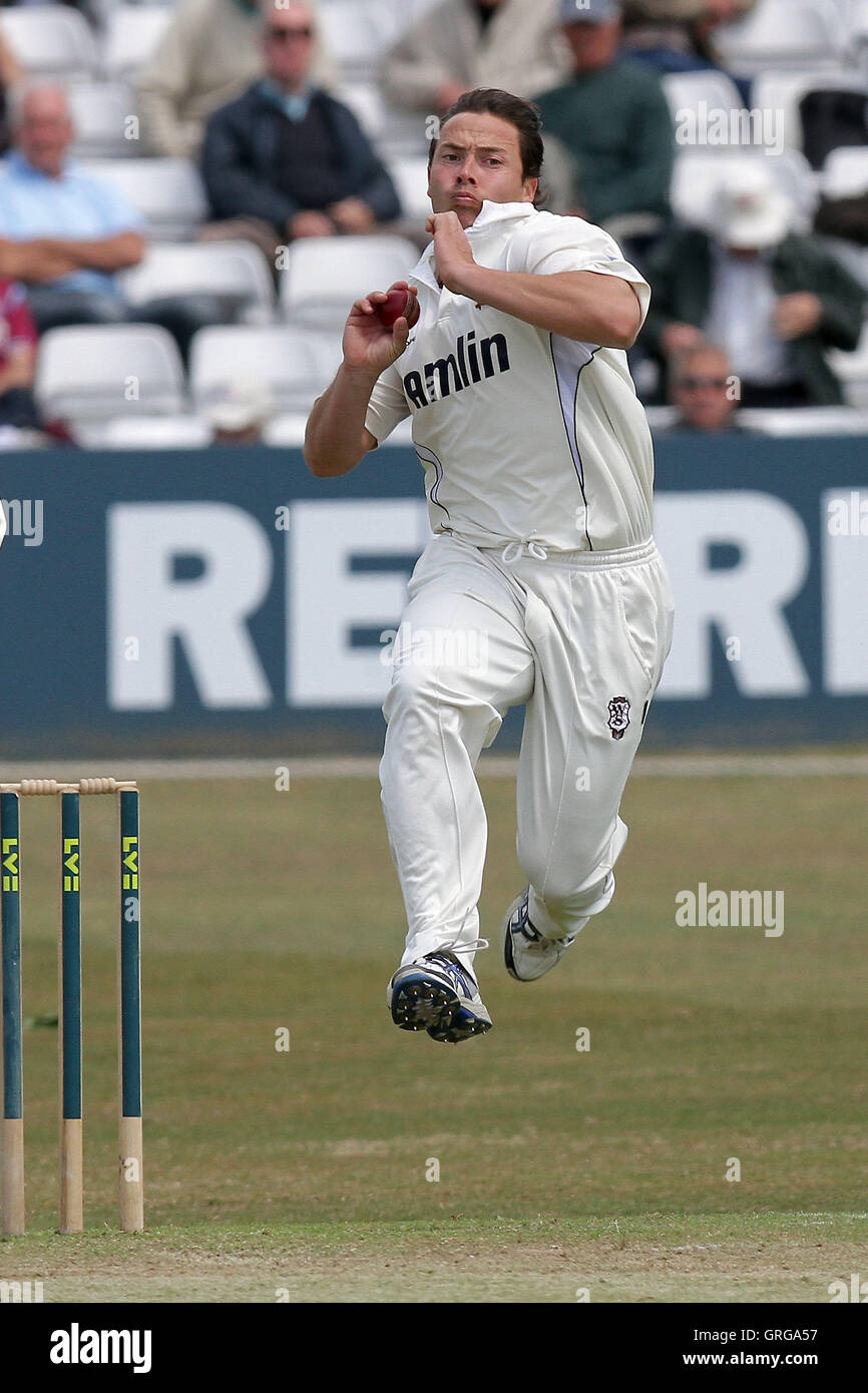 Graham Napier in bowling action for Essex - Essex CCC vs Middlesex CCC ...