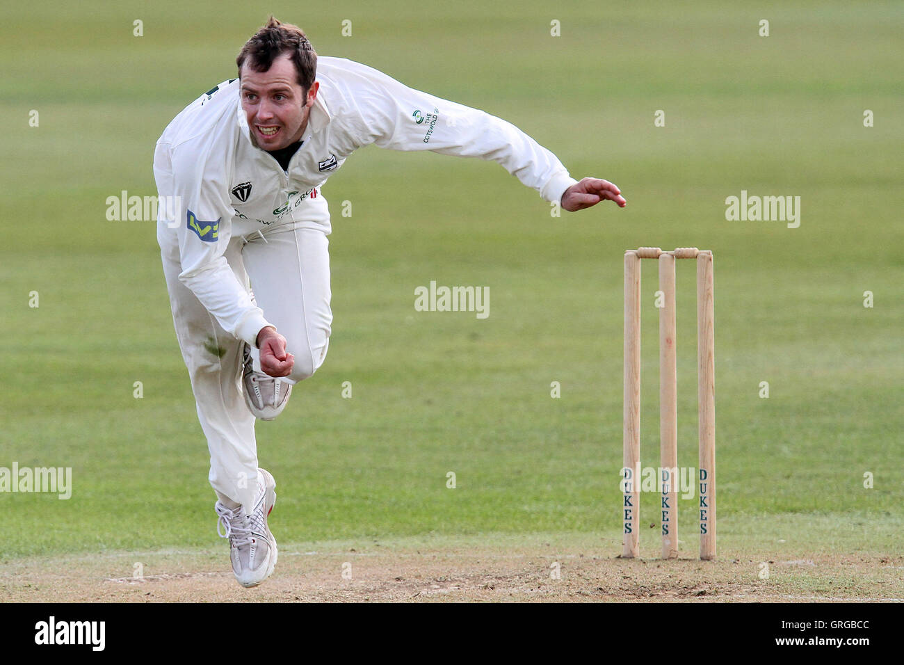 James Cameron in bowling action for Worcestershire - Essex CCC vs ...