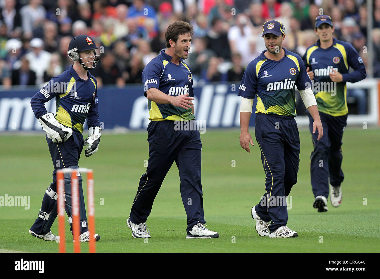 Ryan ten Doeschate (2nd L) celebrates the wicket of Alviro Petersen ...