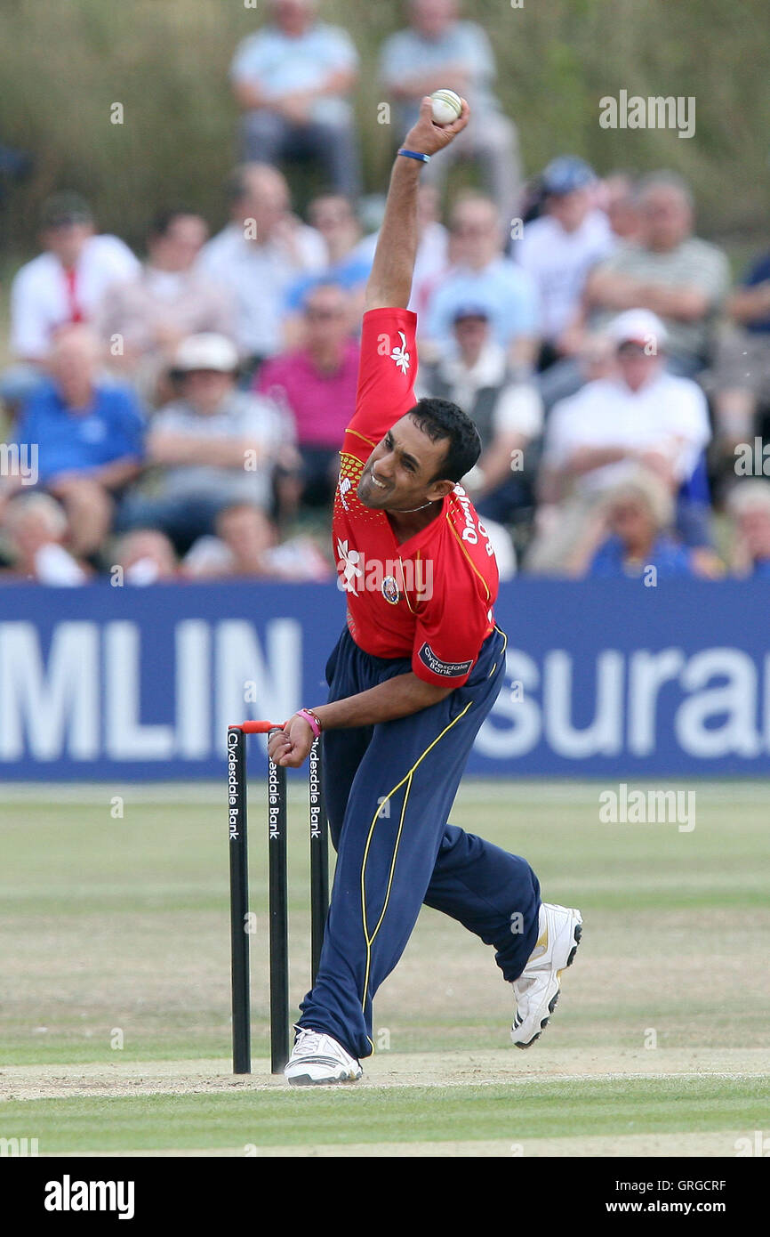 Ravi Bopara in bowling action for Essex - Essex Eagles vs Northants ...
