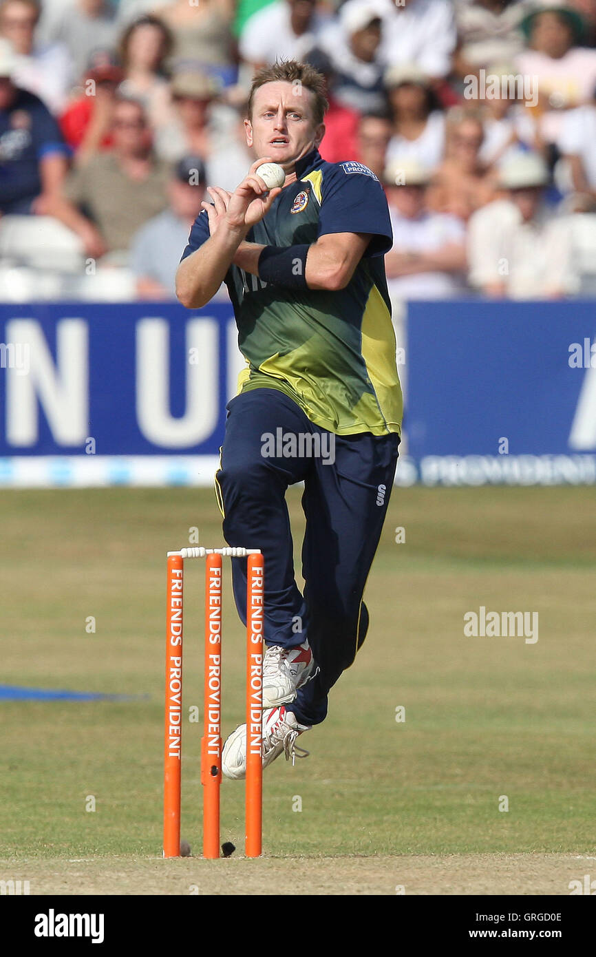 Scott Styris in bowling action for Essex - Essex Eagles vs Somerset ...