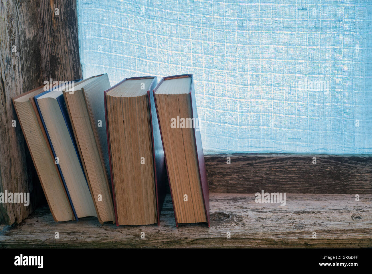 Books window hi-res stock photography and images - Alamy