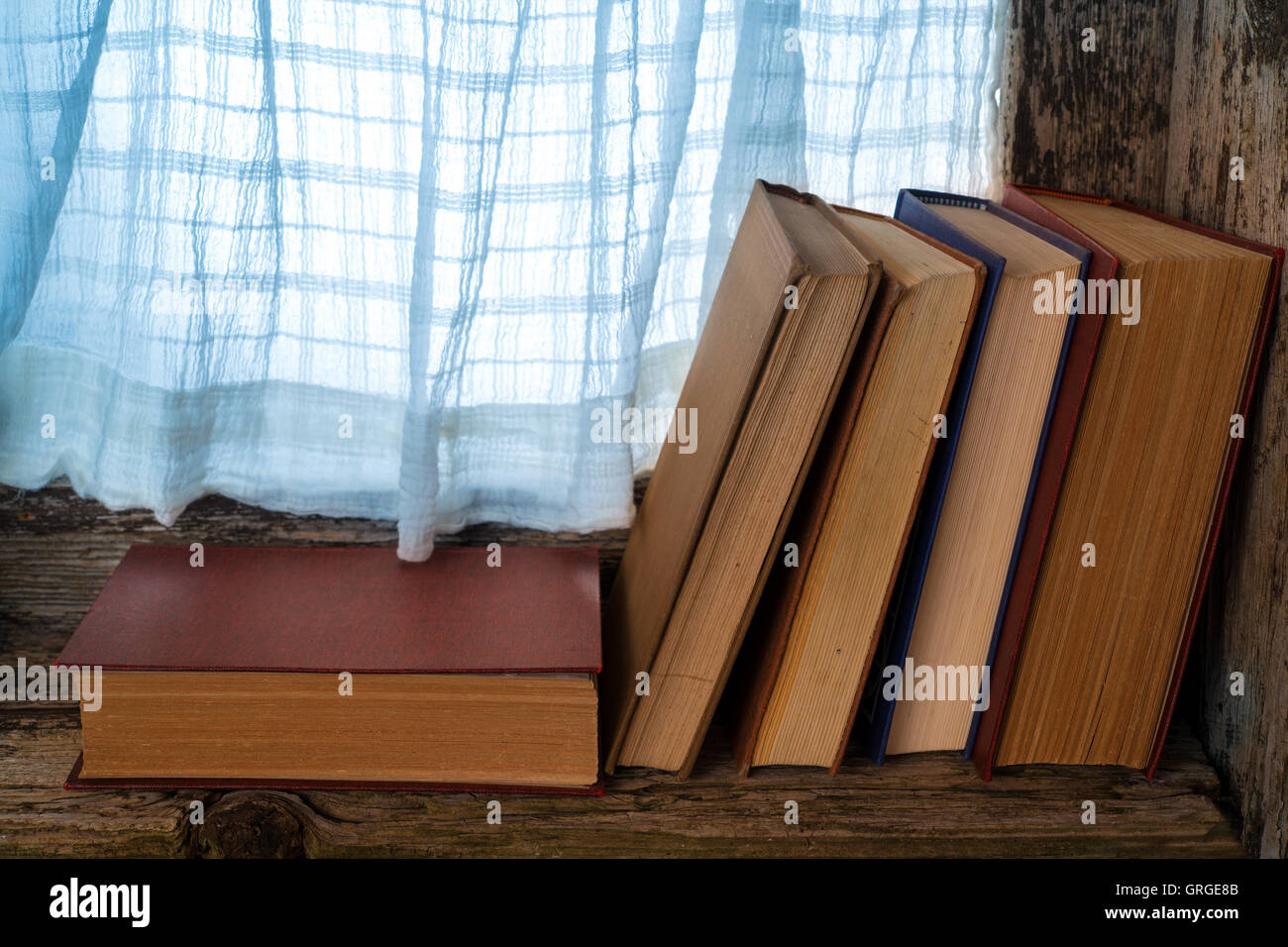 Books window hi-res stock photography and images - Alamy