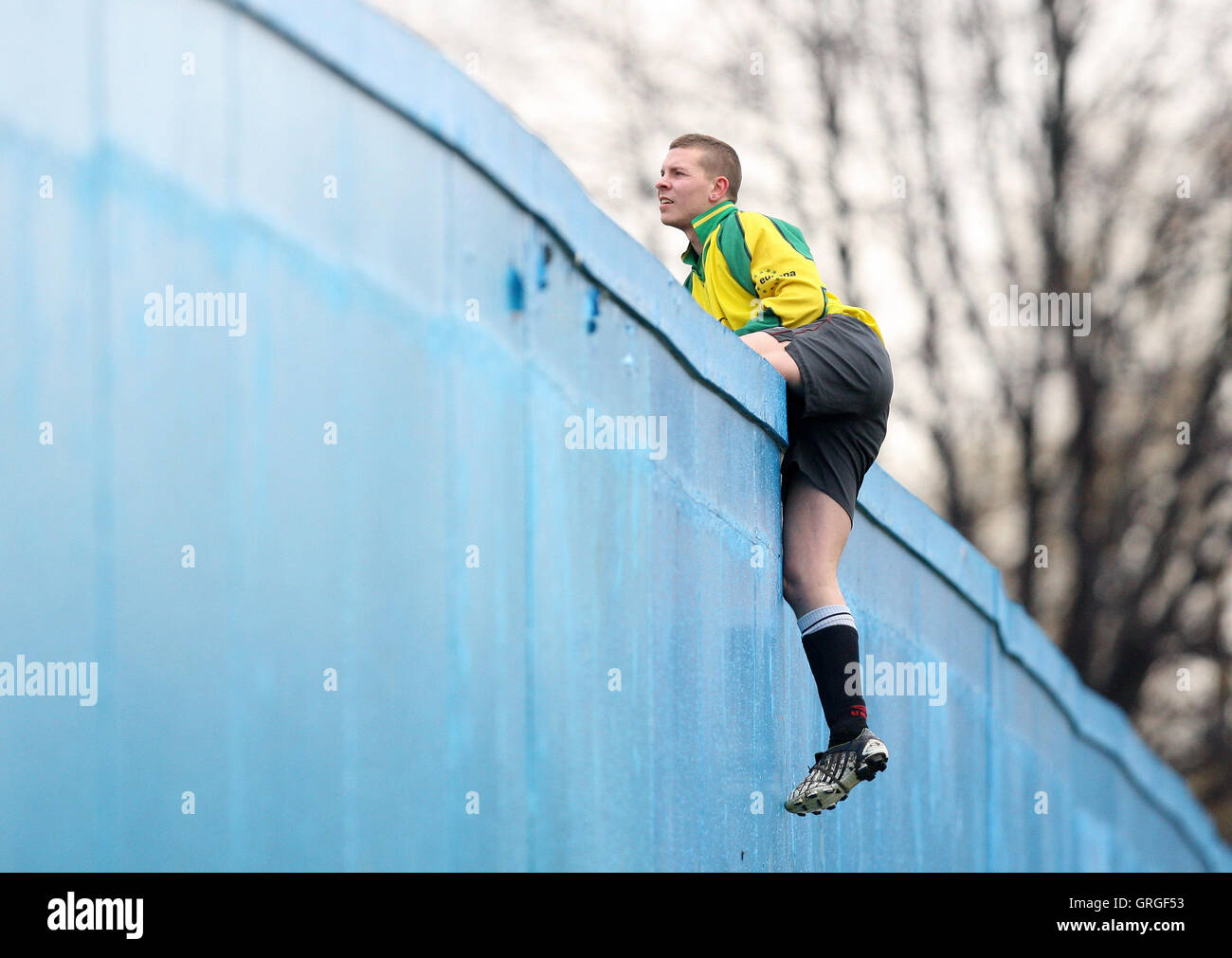 Soccer player from behind hi-res stock photography and images - Alamy