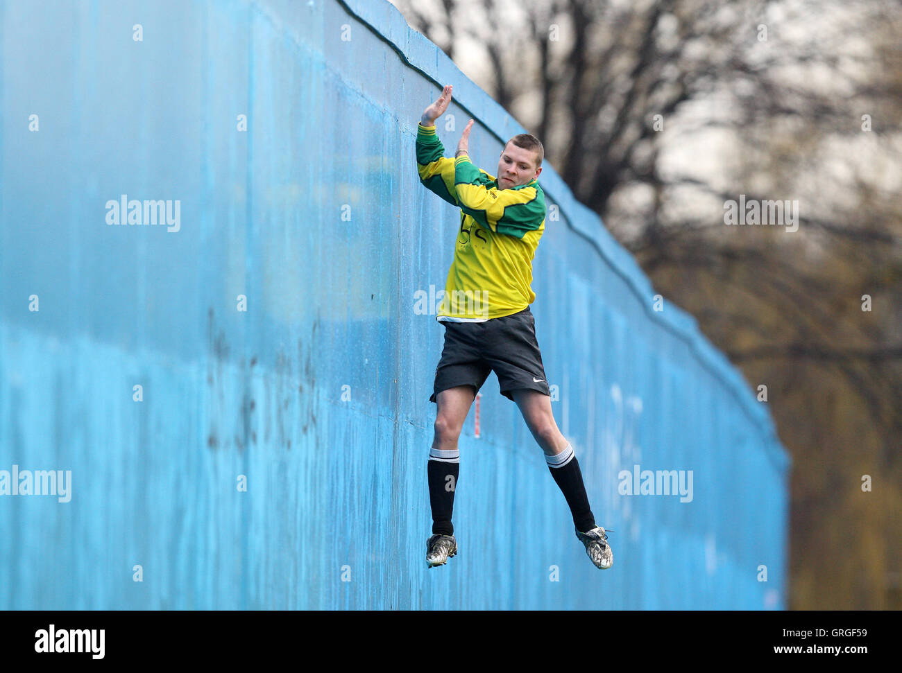 Soccer player from behind hi-res stock photography and images - Alamy