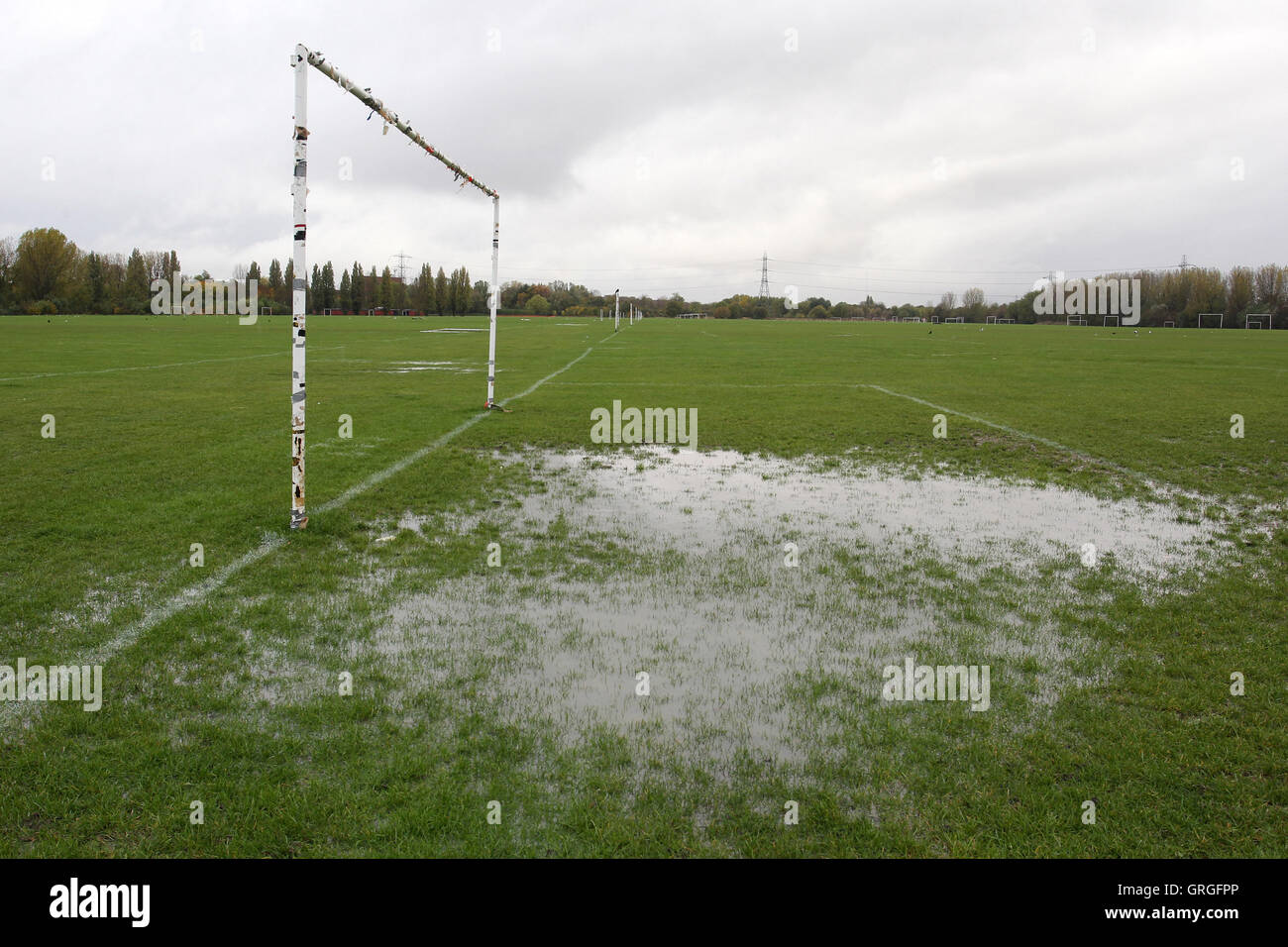 Action rain water football hi-res stock photography and images - Alamy