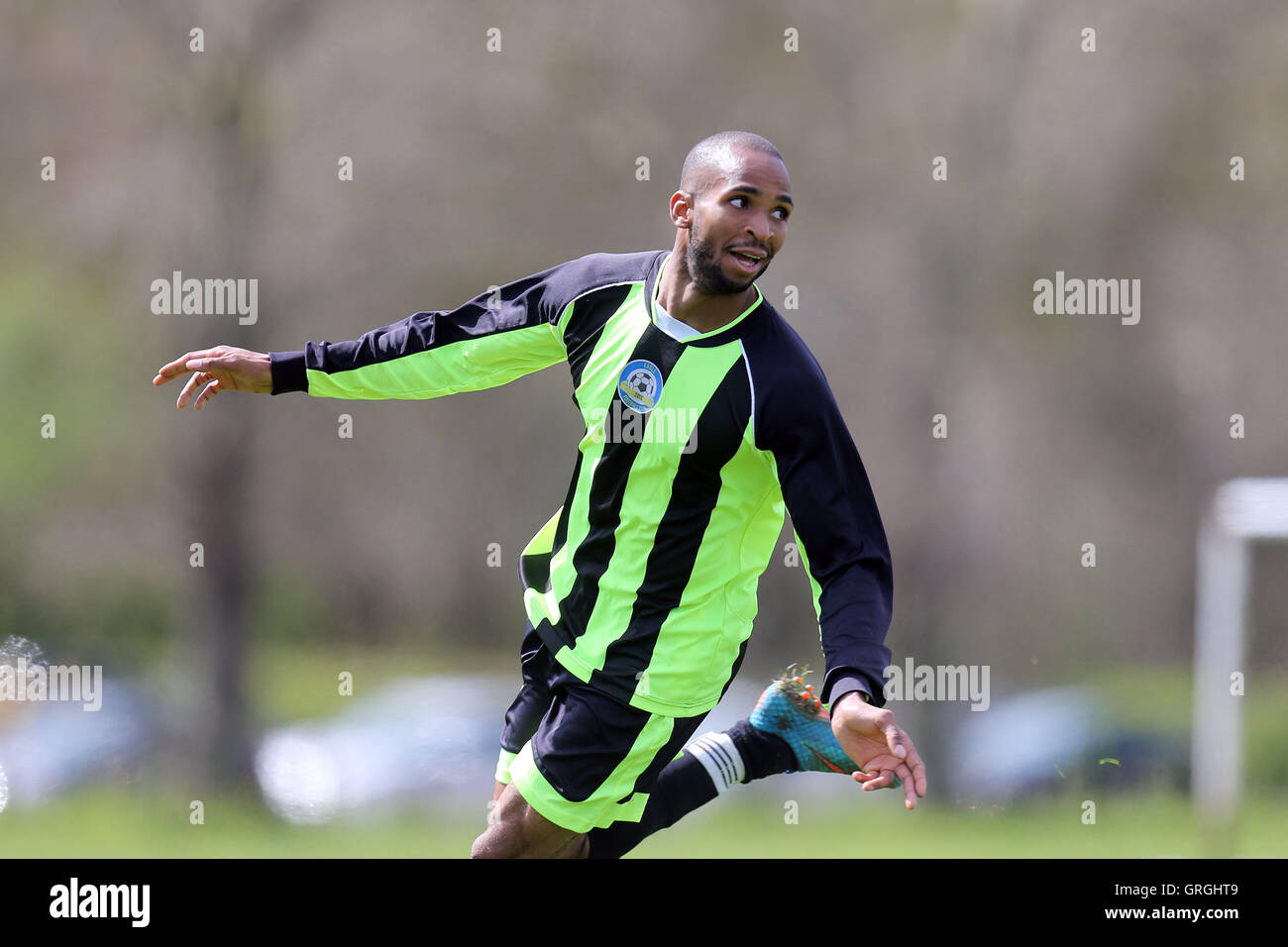 Grassroots football south london hi-res stock photography and images ...