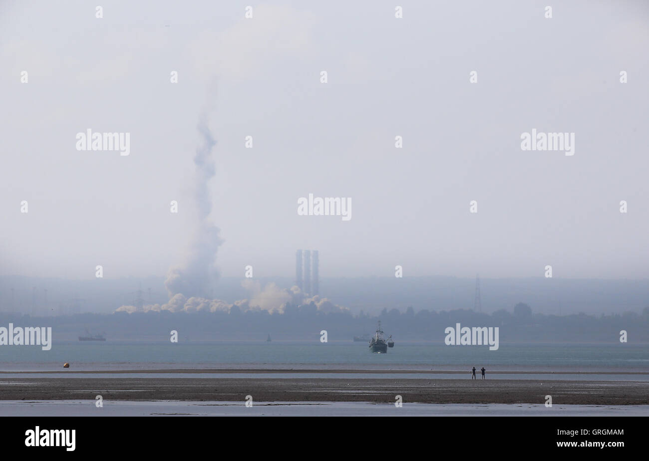 Thorpe Bay, Essex, UK. 7th September, 2016. Isle of Grain chimney ...
