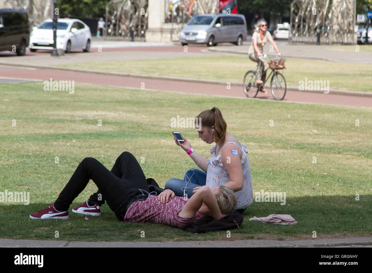 As people enjoy the hot weather in london hi-res stock photography and ...