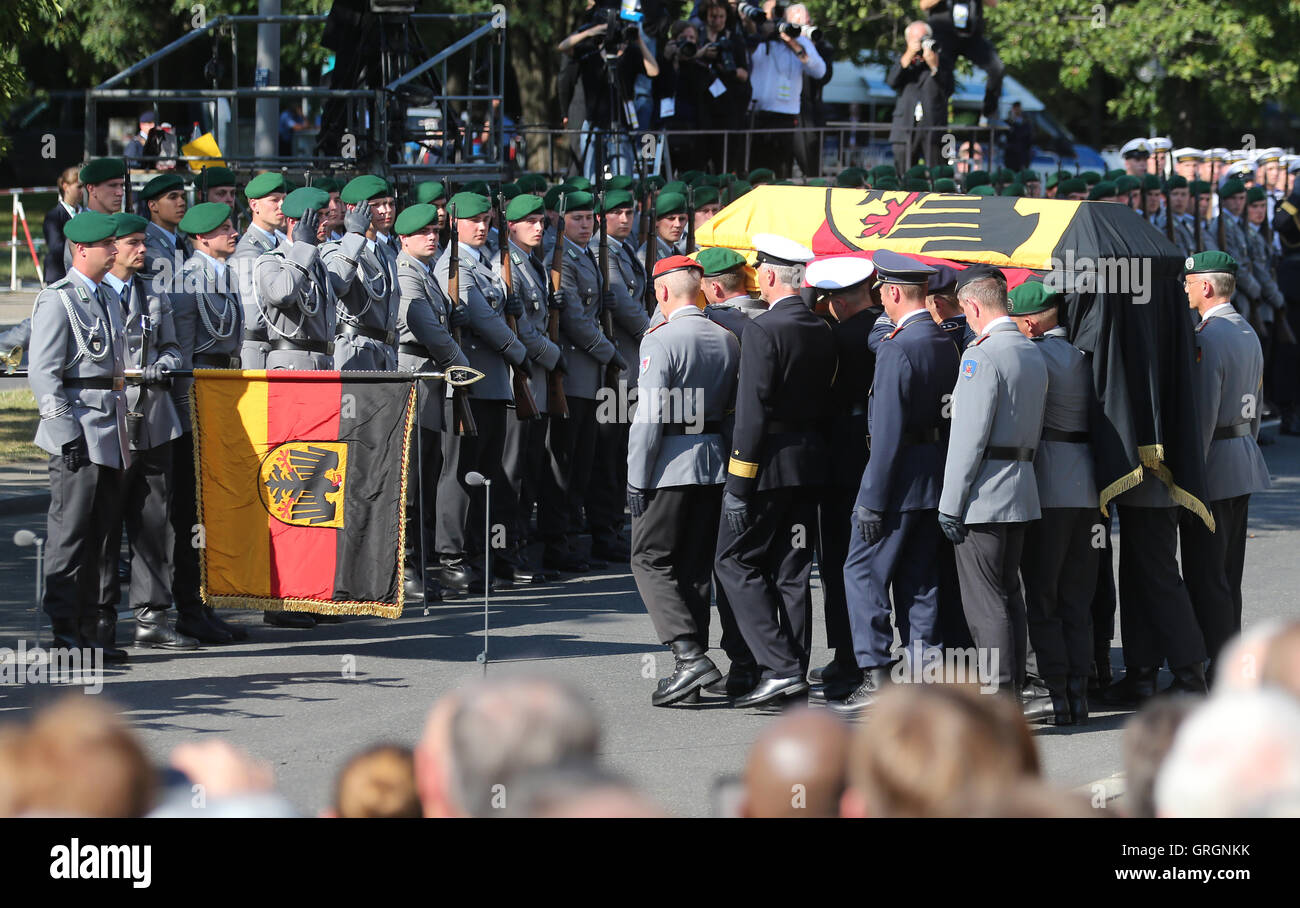 Soldiers carry casket hi-res stock photography and images - Alamy