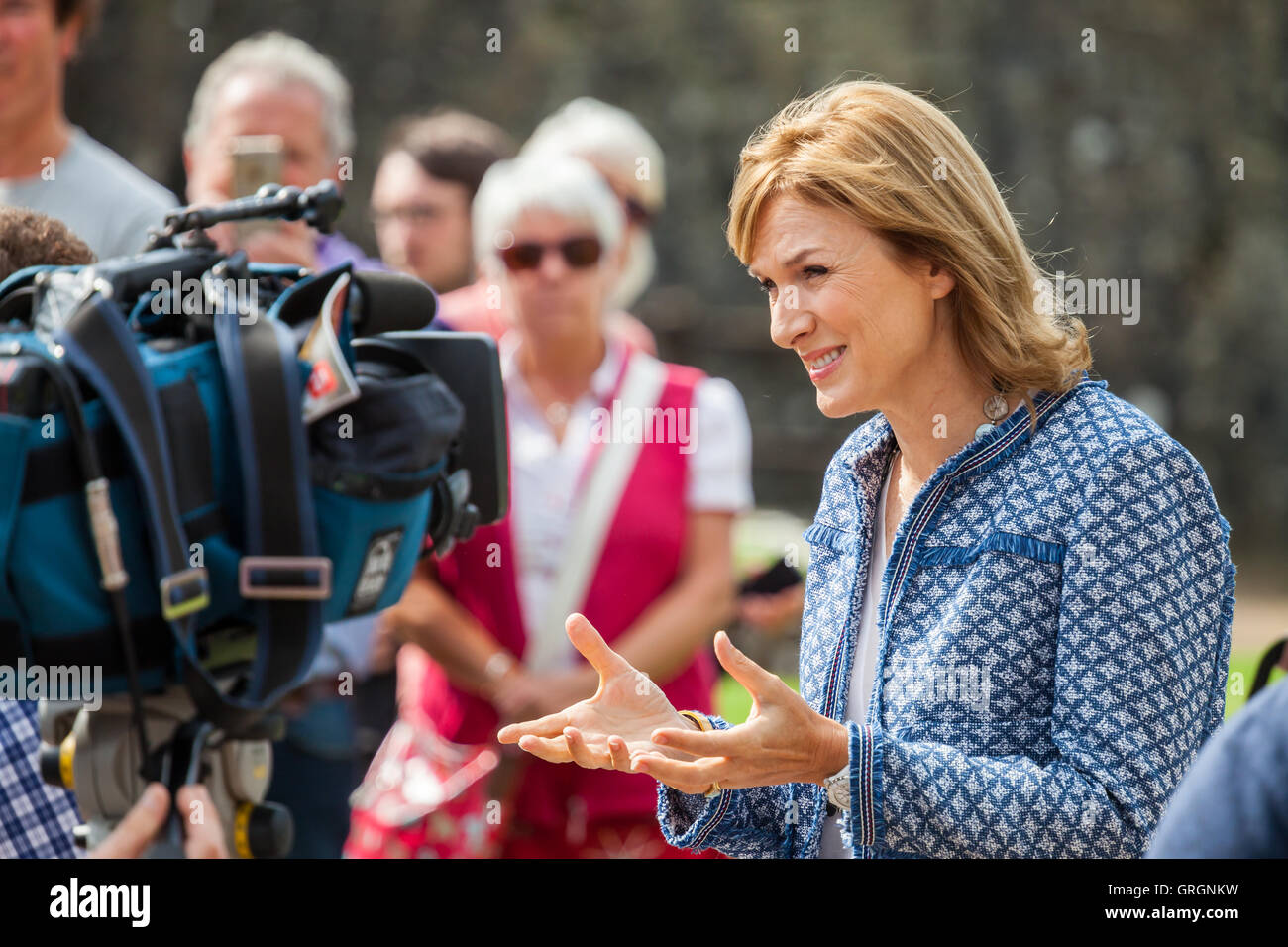 Antiques Roadshow Fiona Bruce High Resolution Stock Photography and ...