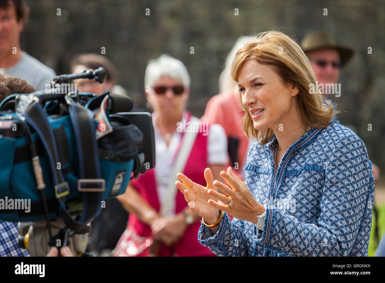 Antiques roadshow fiona bruce hi-res stock photography and images - Alamy