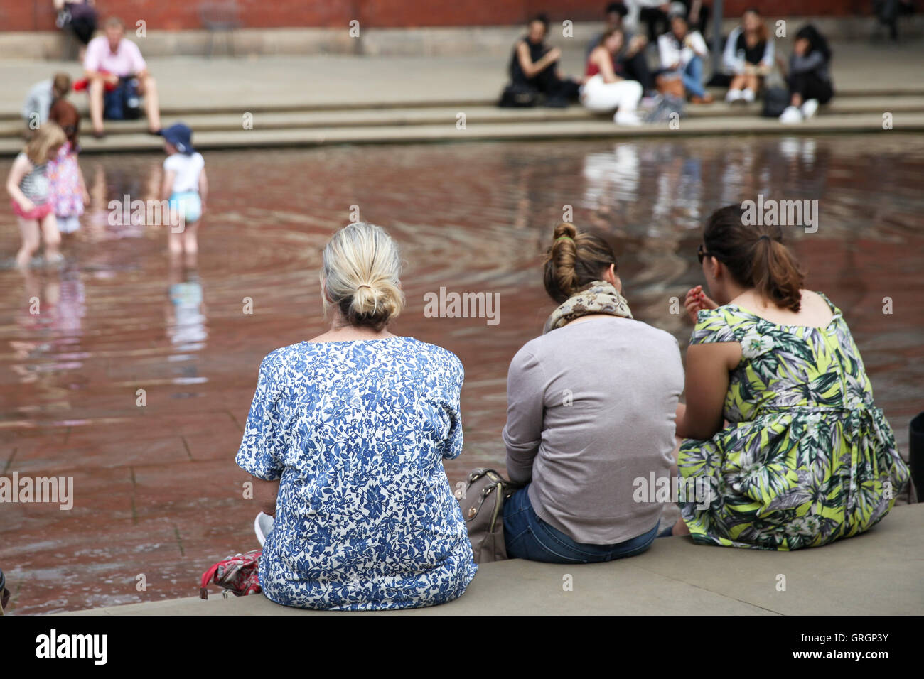 London, UK. 7th Sep, 2016 - People enjoy a hot and humid day in the ...
